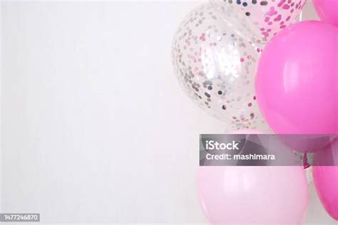 은색 색종이가 달린 분홍색과 투명한 풍선 묶음 텍스트를 위한 복사 공간 소녀 파티를 위한 부드러운 파스텔 색상 0명에 대한 스톡 사진 및 기타 이미지 Istock
