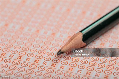 고등학교 또는 대학생 손 시험 교실에서 최종 시험을 하 고 책상에 표준 테스트의 종이 답변 시트 광학 형태의 시험을 작성 교육 문 해 력 개념 건강 진단에 대한 스톡 사진