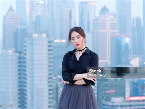 황혼 빛으로 배경이 흐릿한 상하이 번드 랜드 마크 건물 배경이있는 저택 지붕 꼭대기에서 검은 색의 아름다운 젊은 중국 여성 감정 사람 아름다움 및 라이프 스타일 개념 20