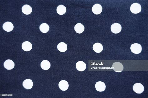 흰색 물방울 도트 패턴이있는 진한 파란색 면직물의 상단 전망 0명에 대한 스톡 사진 및 기타 이미지 0명 기하 도형 디자인 Istock
