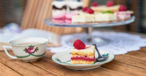 테이블 위에 놓인 커피 한 잔과 디저트 클로즈업 사진 Unsplash의 라즈베리 이미지