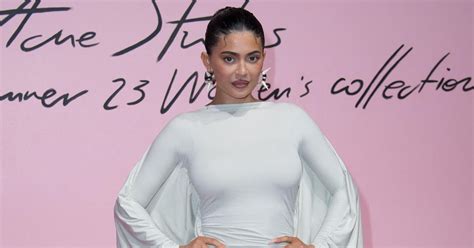 Кайли Дженнер подчеркнула женственную фигуру облегающим платьем в пол Marieclaire