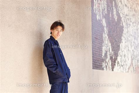 壁にもたれる日本人男性の写真素材 [286356922] イメージマート
