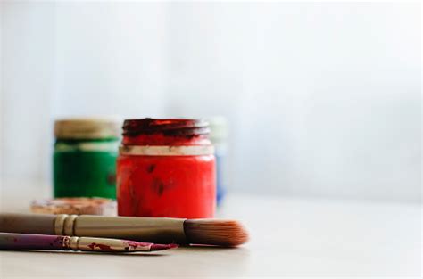 테이블에 예술가를위한 구아슈 페인트와 브러시의 더러운 사용 항아리 라이트 중립 배경 텍스트 복사 공간을 위한 배치 붓에 대한 스톡 사진 및 기타 이미지 Istock