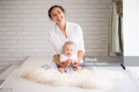 햇볕이 잘 드는 침실에서 놀고 기저귀에 엄마와 아기 소년 가족 하비 아기에 대한 스톡 사진 및 기타 이미지 아기 어머니 잠자기 Istock