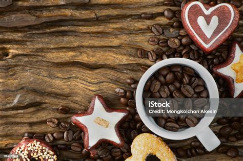구운 커피 콩 한 잔과 다양한 쿠키 나무 판자에 구운 커피 콩의 음식과 음료 배경 개념에 대한 스톡 사진 및 기타 이미지 개념 곡초류 구이 Istock