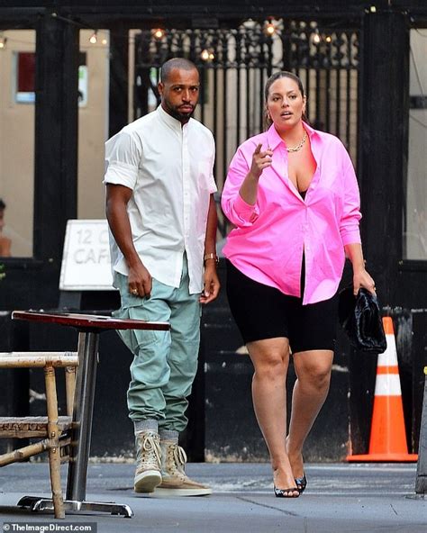 Siêu Mẫu Ngoại Cỡ Ashley Graham Lên đồ Phong Cách đi Làm đẹp Sau Khi