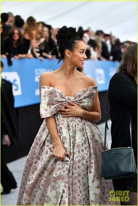 Game Of Thrones Nathalie Emmanuel Is Wrapped With A Bow At Sag Awards Photo