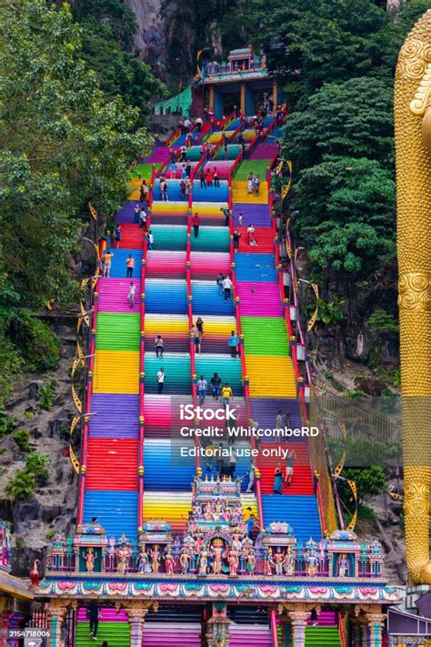 쿠알라룸푸르 외곽의 힌두교 종교 유적지에 있는 바투 동굴의 밝은 색의 계단에 있는 숭배자들과 관광객들 계단에 대한 스톡 사진 및 기타 이미지 Istock