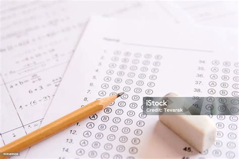 연필과 지우개 대답 시트 또는 표준화에 부풀어 답변 양식을 테스트 합니다 여러 선택 대답 시트 Stem 주제에 대한 스톡 사진