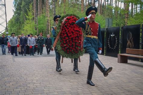 Руководитель штаба КСВО Г о Балашиха вместе со своими детьми с главой округа Сергеем