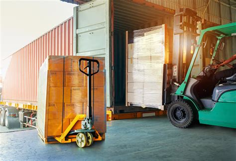 지게차 트랙터 적재 패키지 박스 팔레트를 컨테이너에 넣습니다 지게차 로더 고객에게 보내는 배달화물 선적 용품 창고 배송 화물 트럭 운송 물류 0명에 대한 스톡 사진 및 기타