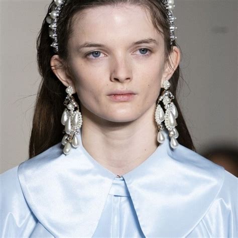 ДЛЯ ИНФОРМАЦИИ ⠀ Модные украшения с жемчугом ⠀ Веками этот драгоценный минерал акцентировал