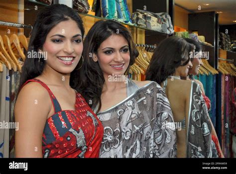 Miss India Universe 2008 Simran Kaur Mundi Right And Miss India World
