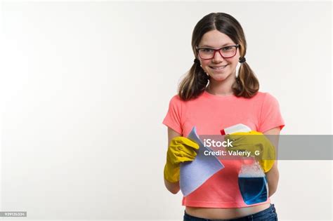 청소 일 봄 청소 집안일 개념 여자 십 대 걸 레와 스프레이 세제로 노란색 장갑 가사 집안일에 대한 스톡 사진 및 기타 이미지 가사 집안일 가정 생활 가정 주방