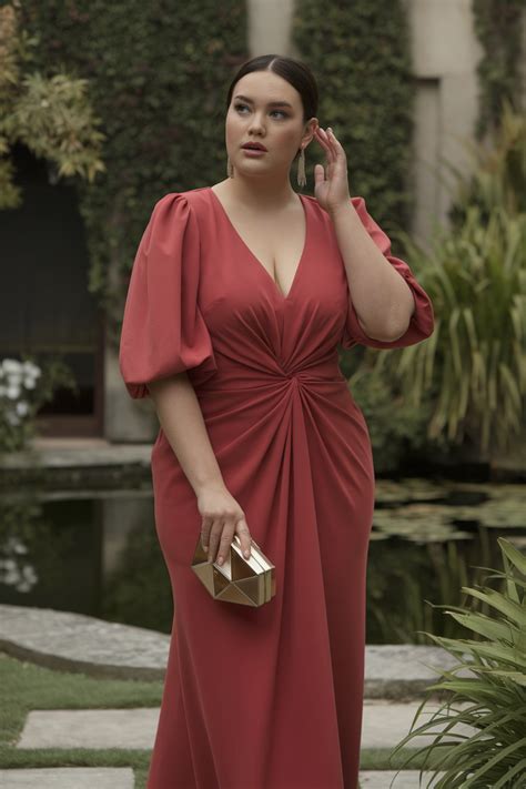 Best Clothing Choices For Curvy Figures From High Waisted Jeans To Wrap Tops In 2025 Plus