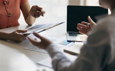 재무 계획 회계 및 비즈니스 마케팅 전략 분석 및 투자 계획에 대해 논의하기위한 회의 2명에 대한 스톡 사진 및 기타 이미지 2명 개발 검사 보기 Istock