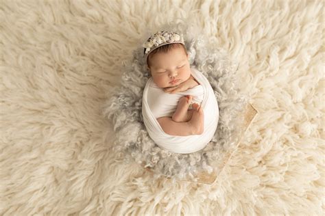 Essential Tips And Techniques For Aspiring Newborn Photographers