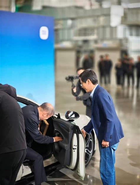 小米su7全国首批交付开启，雷军亲手交车见证小米速度 财富号 东方财富网