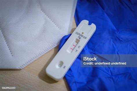 긍정적 인 코로나 빠른 테스트는 의료 얼굴 마스크와 파란색 의료 장갑 옆에 놓여 있습니다 0명에 대한 스톡 사진 및 기타 이미지