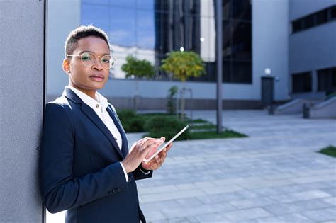 사무실 근처의 젊은 성공적인 아프리카 계 미국인 비즈니스 여성은 태블릿 컴퓨터를 사용 집중하고 심각한 온라인 읽기 25 29세에 대한 스톡 사진 및 기타 이미지 Istock