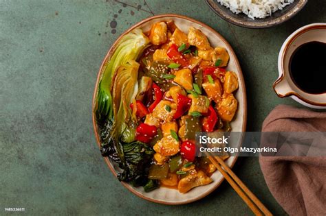 토마토 파인애플 간장 쌀 식초로 만든 피망과 소스를 곁들인 새콤달콤한 오렌지 치킨 참깨와 파 청경채 쌀 아시아 요리 중국 요리 태국 요리 평면도 깨에 대한 스톡 사진 및