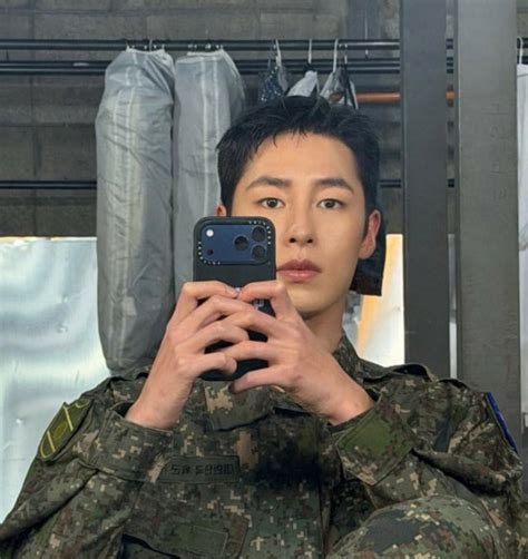 入隊d 6”俳優イ・ジェウク、軍服姿で伝えた近況
