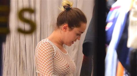 Miley Cyrus Alborota Las Calles Estadounidenses Por Salir Sin Corpi O
