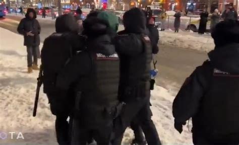 Руската полиција уапси најмалку 100 граѓани кои протестираа поради