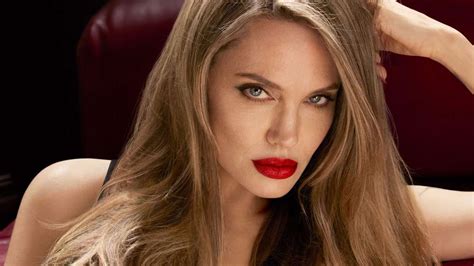 أنجلينا جولي مثيرة بـ حمالة صدر وأحمر شفاه فاقع في إعلان توم فورد