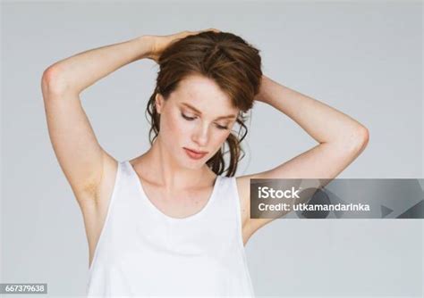 길고 빛나는 물결 모양의 머리와 갈색 머리 여자 소녀 곱슬 헤어스타일 자연 초상화와 아름 다운 모델 갈색 머리에 대한 스톡 사진 및 기타 이미지 Istock