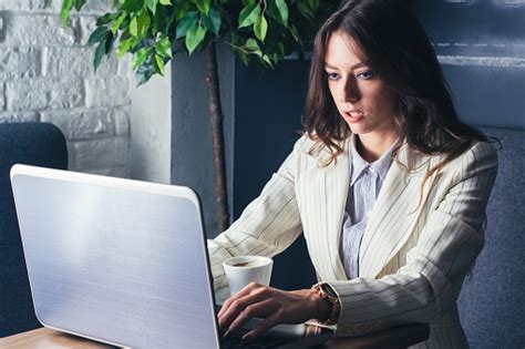 커피 한잔과 함께 비즈니스 젊은 갈색 머리는 카페에서 노트북 컴퓨터를 사용합니다 20 29세에 대한 스톡 사진 및 기타 이미지 20 29세 갈색 머리 교육 Istock