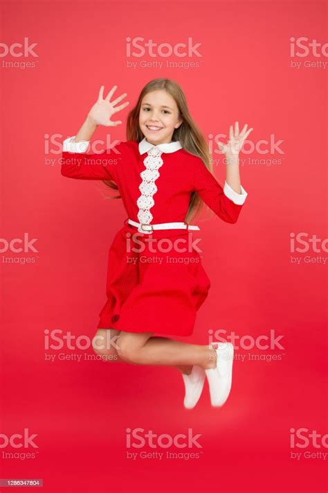 자유의 감각 성공을 축하합니다 자유를 느껴보십시오 국제 어린이의 날 어린 시절의 행복 작은 소녀 아이 긴 머리 점프 행복한 삶 에너지가 넘습니다 활성 게임 즐거운 휴일