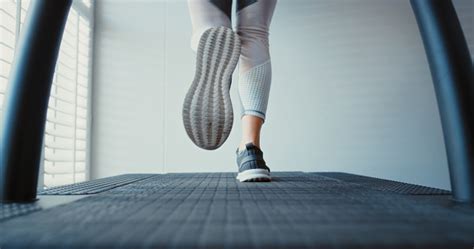 피트니스 체육관에서 러닝 머신에서만 러닝 머신에 피트니스 여성 및 운동화를 착용하고 주자 발 건강 및 다리를 보여줍니다 운동 동기 부여를위한 유산소 운동을하는 활동적 건강