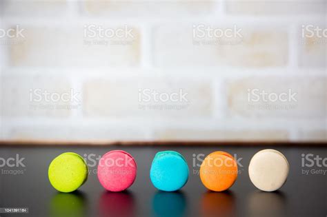 수직 다채로운 Macarons 칠판 배경입니다 베이커리 고 부엌입니다 프랑스 디저트 프랑스의 고급 과자입니다 배경 배경 화면 및 복사 공간에 대 한 이미지입니다 0명에 대한