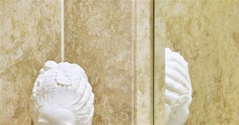 화장실 비누 조각상 손 씻어 뭉개지는 것도 예술