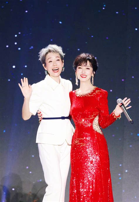 赵雅芝叶童重现白娘子撑伞 两人深情对视亲密贴贴 搜狐大视野 搜狐新闻