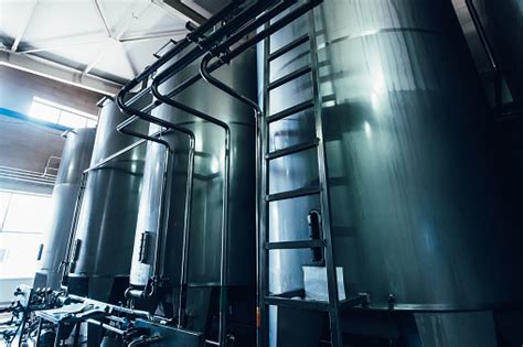 대형 강철 탱크 또는 주스 및 물 생산 공장의 내부에 있는 통 강철에 대한 스톡 사진 및 기타 이미지 강철 공장 산업 건물 금속 Istock