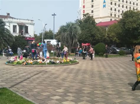 ქალაქ კემეროვოში დაღუპულებისათვის ბათუმში ვარდების სკვერში ყვავილები მიიტანეს Batumelebi