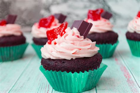 바닐라 버터와 황금 부스러기 초콜릿 레몬과 초콜릿 컵 케이크 텍스트에 대 한 메모가 있습니다 0명에 대한 스톡 사진 및 기타