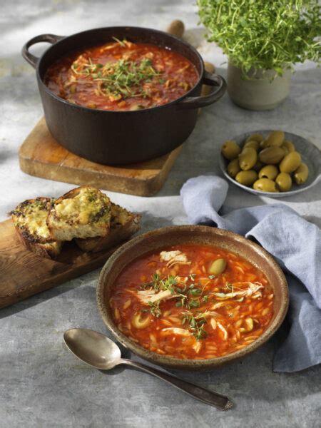 Mustig Kycklingsoppa Med Risoni Tomat Och örter Recept Zeta