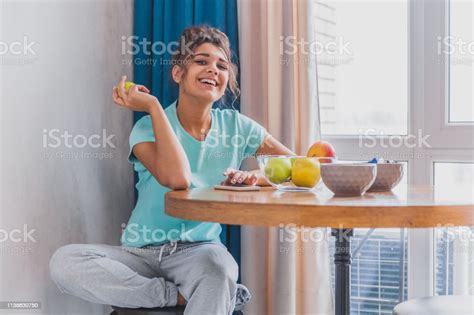 커피 한잔 따뜻한 음료 컵을 들고 행복 한 여자와 아름 다운 진정 젊은 여자 예쁜 갈색 머리입니다 여자는 졸린입니다 음식과 음료 가리기에 대한 스톡 사진 및 기타 이미지