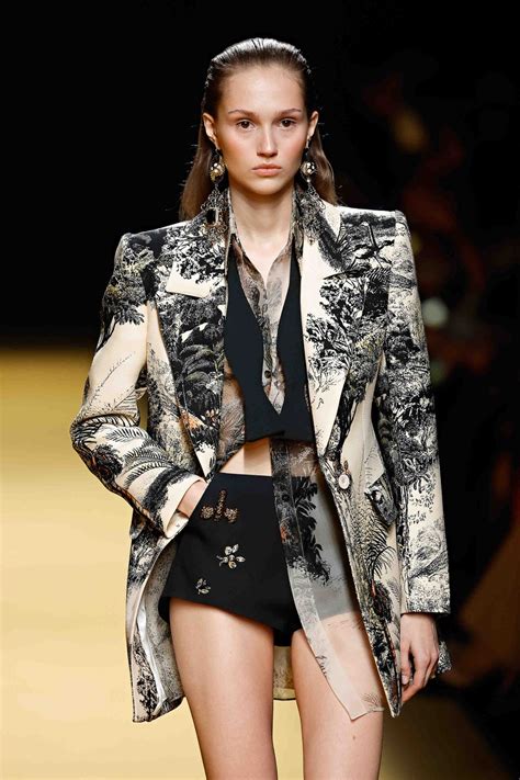 Por Qué Todas Las Invitadas Querrán Vestir De Isabel Sanchís