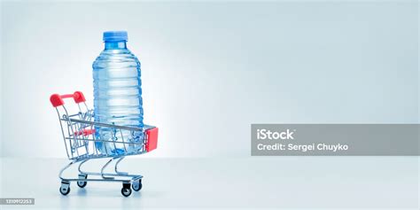 물 배달 텍스트 가있는 밝은 회색 배경에 상점 트롤리에 있는 물 병 기치 0명에 대한 스톡 사진 및 기타 이미지 0명 광물질 구매 Istock