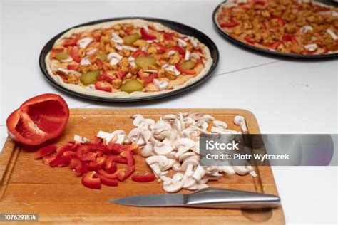 가정 부엌에서 맛 있는 피자를 준비 합니다 레이아웃 하 고 식탁에 피자 반죽을 장식 밝은 배경 개념에 대한 스톡 사진 및 기타 이미지 Istock