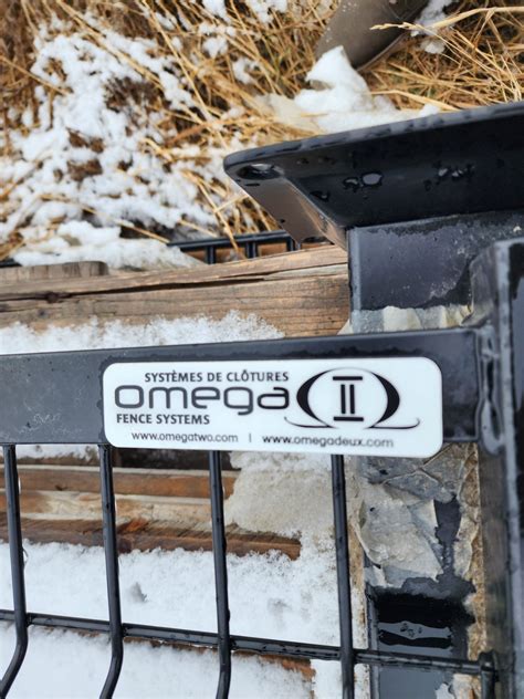 Omega Fence System Consisting Of A Banded Pallet Of Posts And Mesh