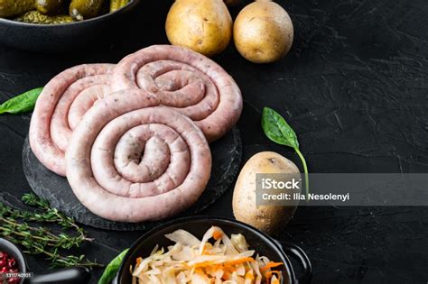 전통적인 원시 나선형 돼지 고기 소시지 검은 배경에 텍스트 복사 공간을위한 공간 0명에 대한 스톡 사진 및 기타 이미지 0명 감자 요리 검은색 Istock
