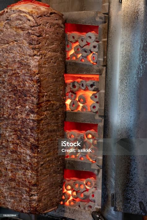 전통 터키식 도너 케밥 닭고기 구이 양고기 지중해에서 샤 왈 마 또는 케밥 샌드위치에서 제공 하는 전통 고기 기계에 침에 중동 요리에 아랍 국가 거리에 대한 스톡 사진 및