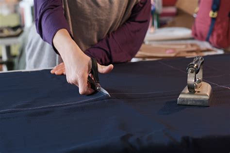 그녀의 스튜디오에서 천을 자르는 재단사 드레스 메이커 가위에 대한 스톡 사진 및 기타 이미지 가위 방직업 40 44세 Istock