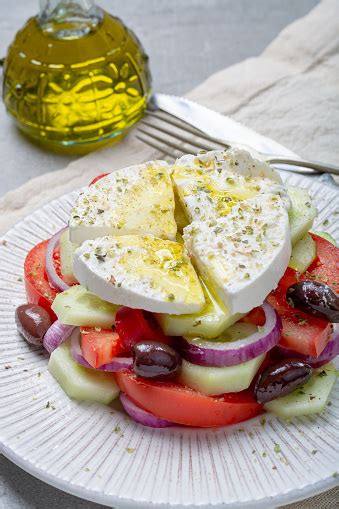 신선한 오이 토마토 파프리카 붉은 양파 칼라 마 타 올리브 화이트 솔트 페타 치즈와 올리브 오일을 곁들인 오 레가 노로 만든 전통 그리스 샐러드 0명에 대한 스톡 사진 및